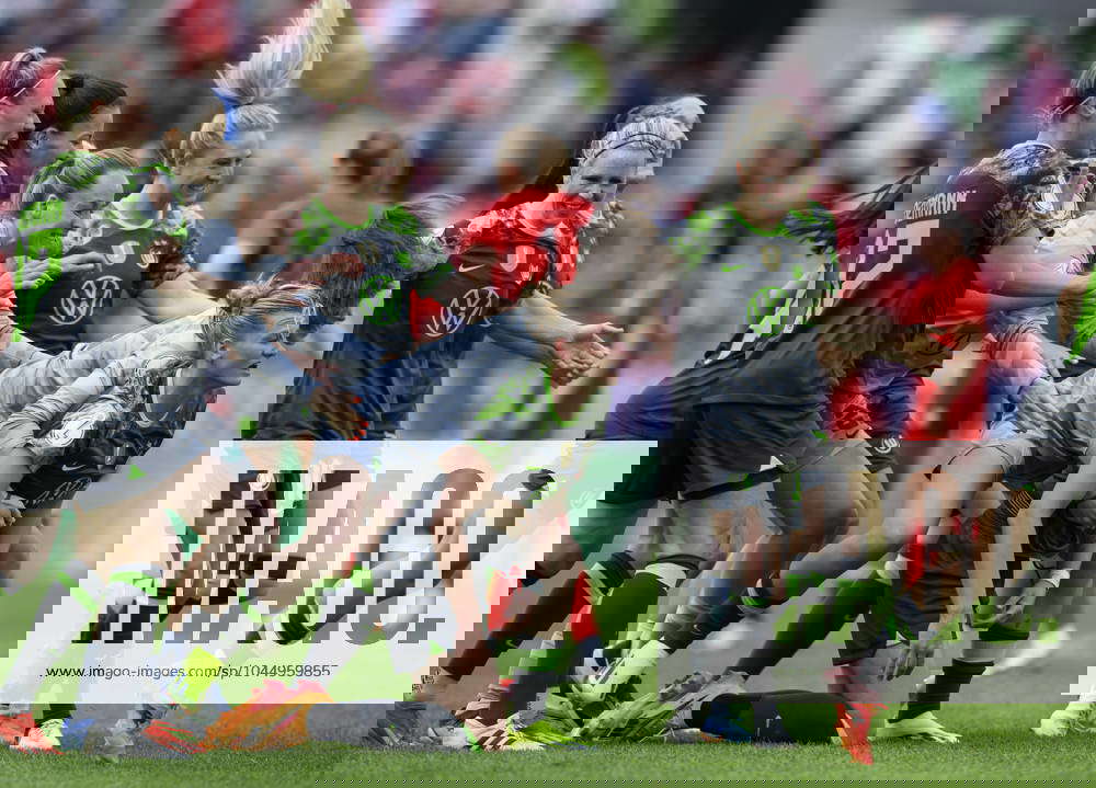 Final cheer WOB, f l Kristin DEMANN WOB , Goalkeeper Goalkeeper Lisa ...