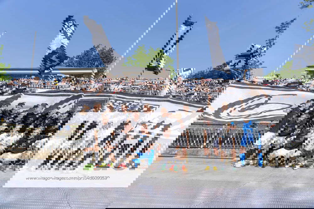 Winner photo, team photo with the fans after the victory in Dortmund ...