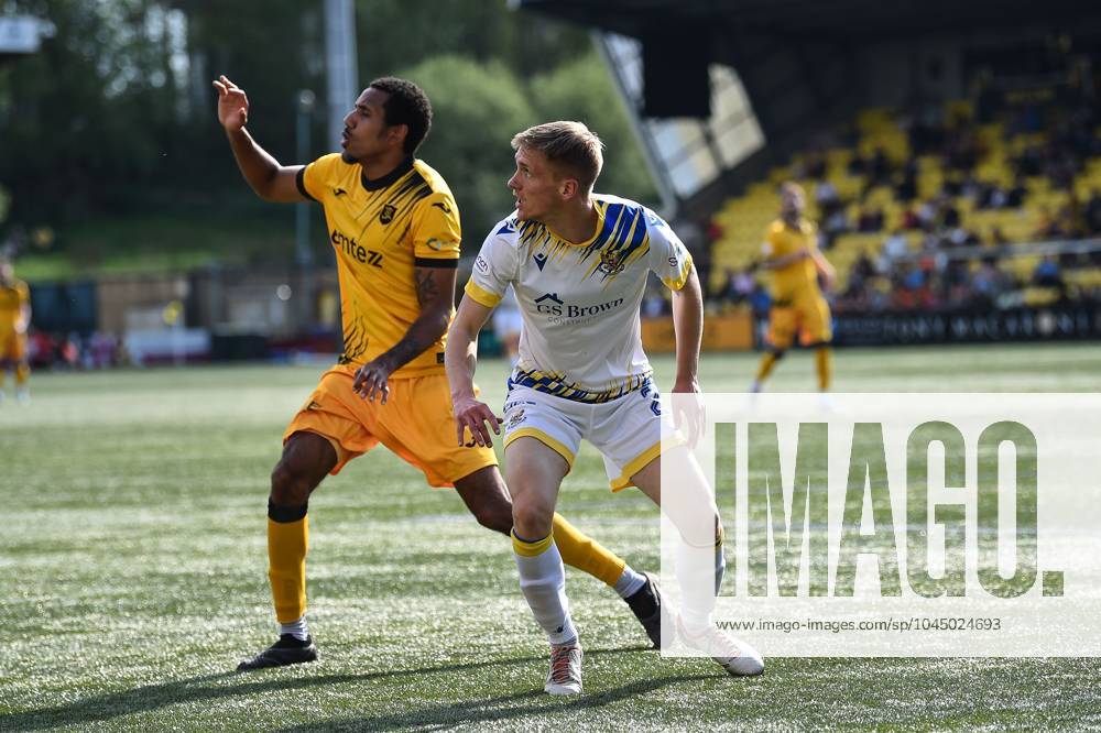 Matt Smith of St Johnstone and Cristian Montano of Livingston during ...