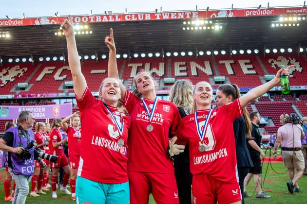 Enschede, Netherlands, May 11th 2024: Goalkeeper Leonie Doege (16 ...