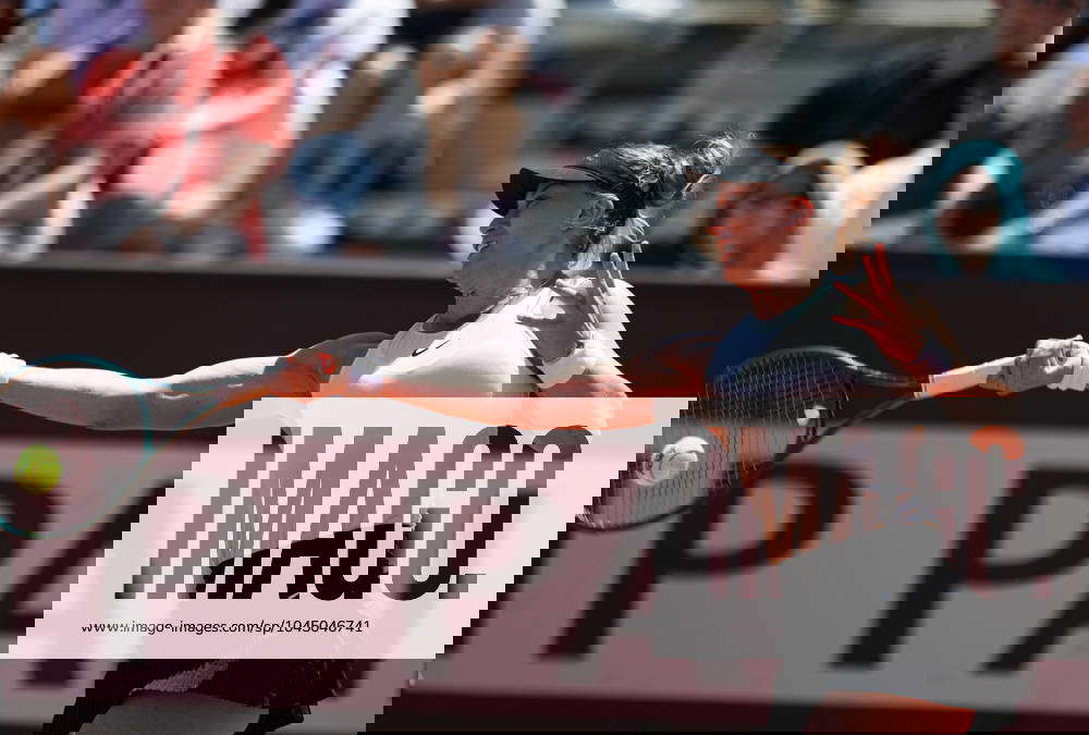 (240512) -- ROME, May 12, 2024 -- Paula Badosa of Spain hits a return ...