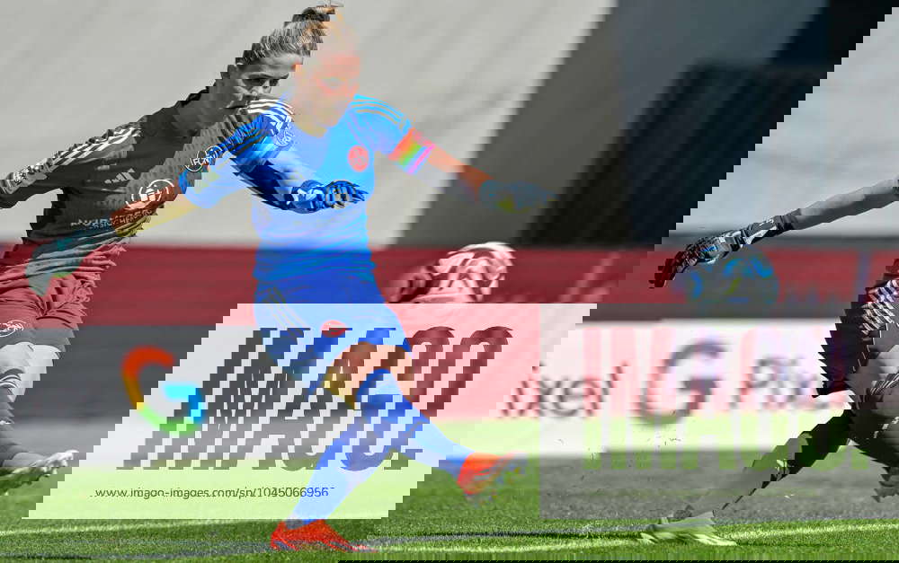 Lea Paulick Goalkeeper, Nuremberg, 1 on the ball, cropped, full body ...
