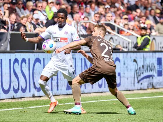 duel Christian Conteh VFL Osnabrueck 17, Hauke Wahl FC St Pauli 05 GER ...