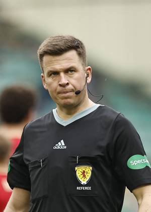 Hibernian v Aberdeen cinch Premiership Referee Grant Irvine during the ...