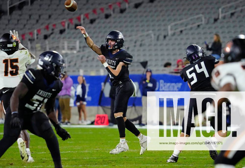 Syndication: Arizona Republic Higley quarterback Gunner Fagrell throws ...
