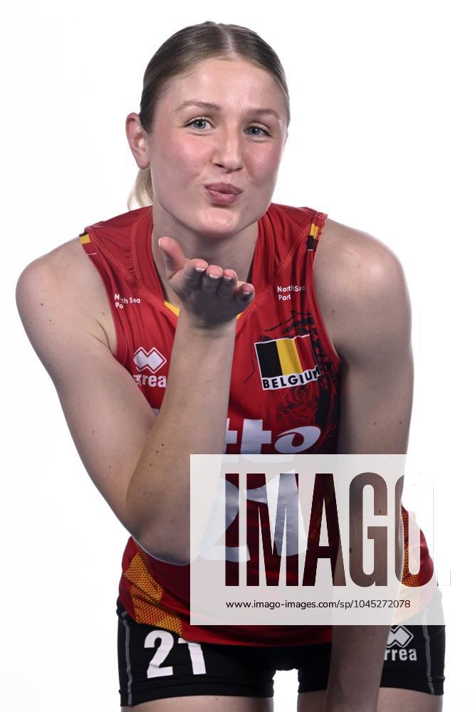 Photoshoot Yellow Tigers VILVOORDE, BELGIUM - MAY 16 : Manon Stragier ...