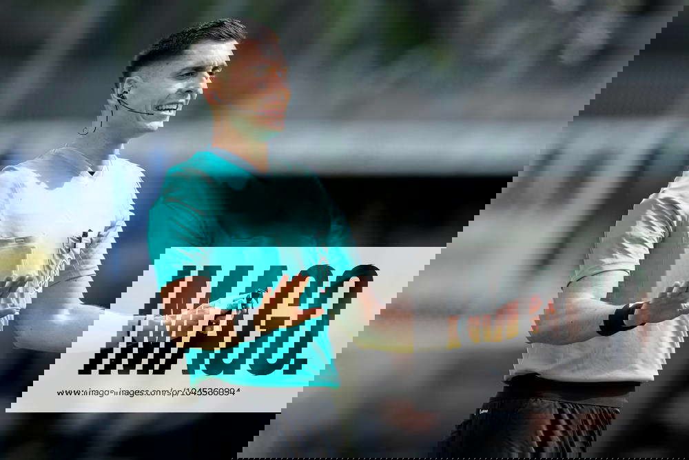 Timon Schulz referee , gives instructions, gestures, gesticulates with ...