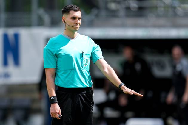 Timon Schulz referee, gives instructions, gestures, gesticulates with ...