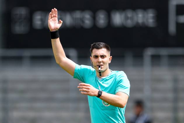Timon Schulz referee, gives instructions, gestures, gesticulates with ...