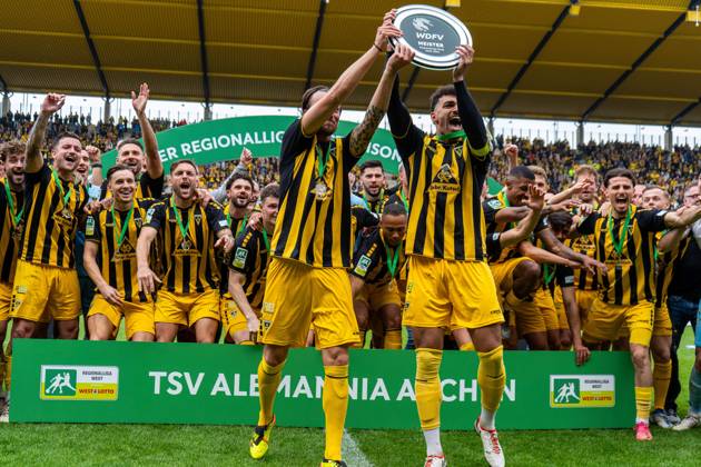 The Alemannia Aachen team celebrates the championship in the ...