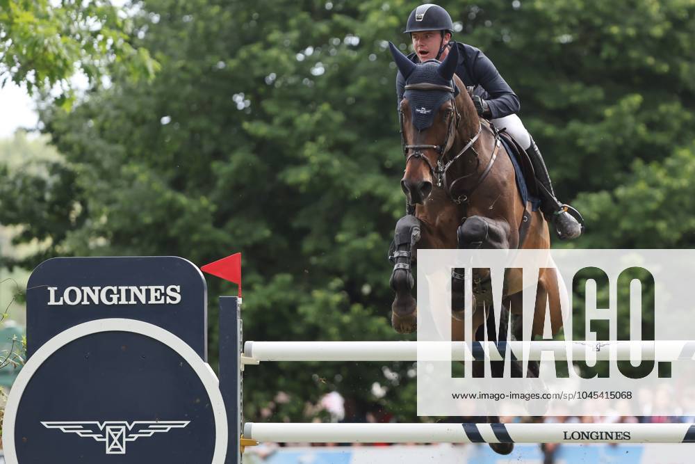 Winner, 1 place Michael Pender IRL on horse Hhs Calais, Jumping ...