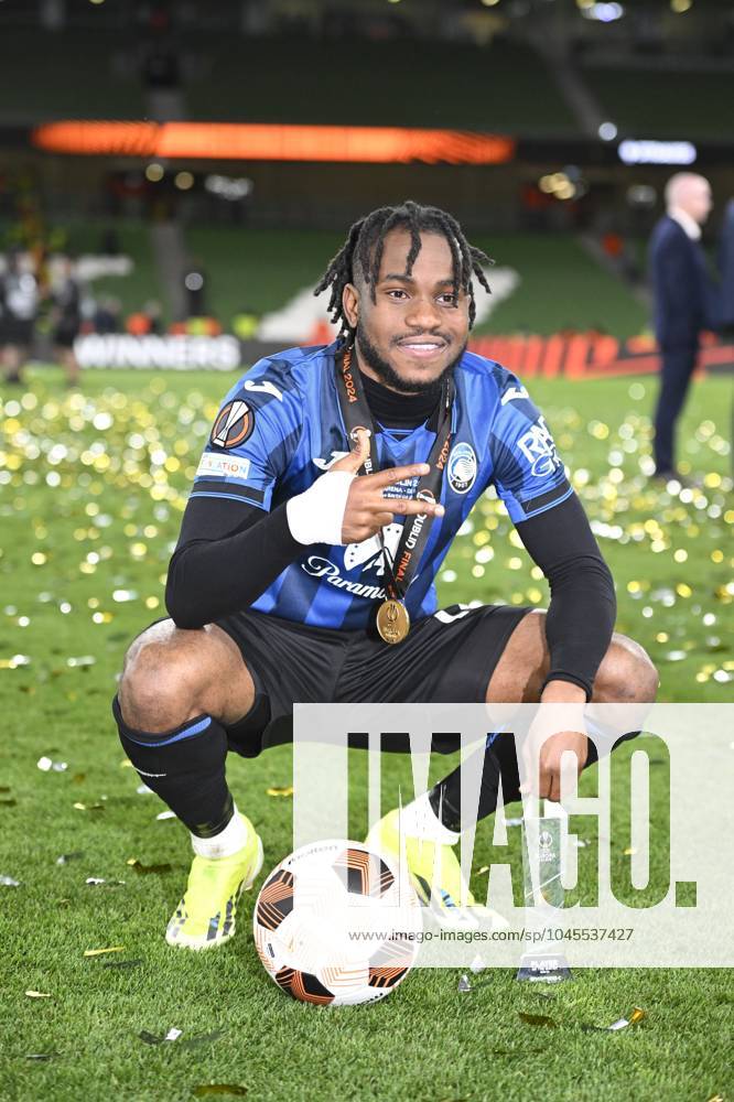 Ademola LOOKMAN AB poses with trophy, Cup, Trophaee Football Europa ...