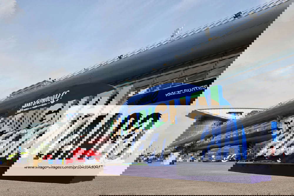 Shanghai Electric Auftseller in front of the impressive pit building in ...