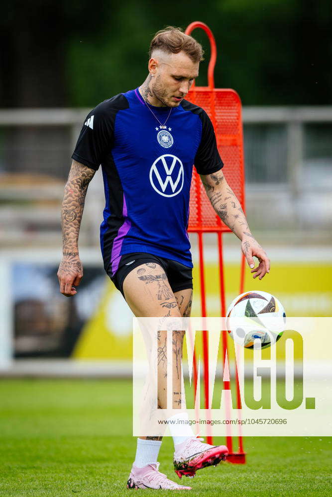 Jena , 270524 , 15,000 fans celebrate the DFB team during public ...