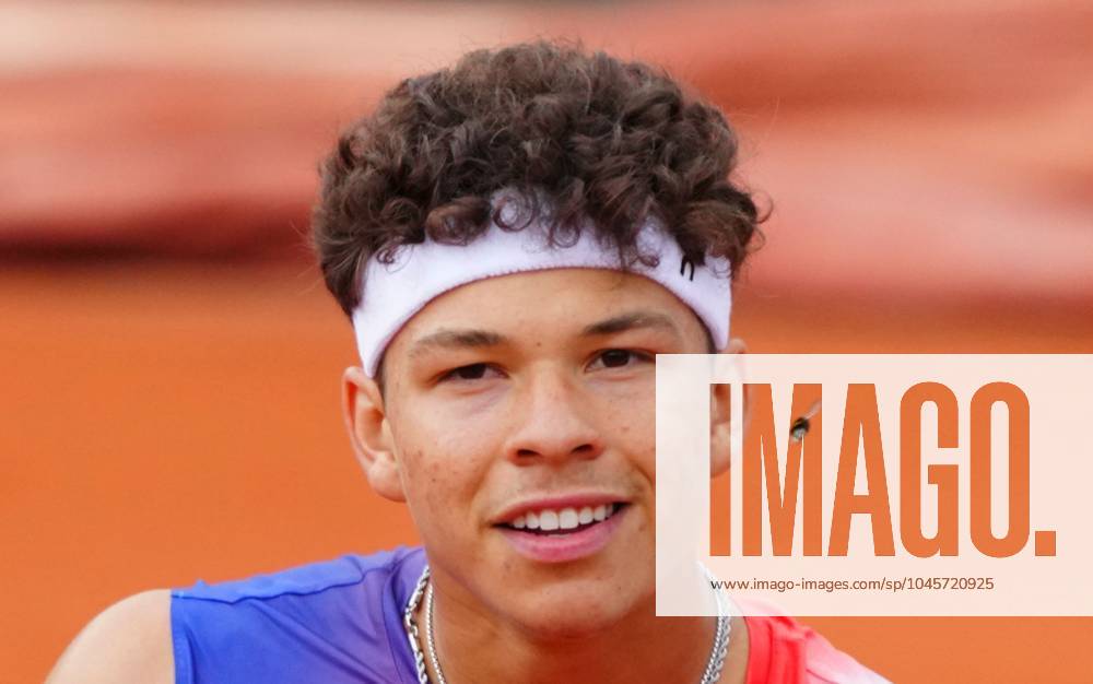 A bee buzzes past Ben Shelton French Open Tennis, Day 2, Tennis, Roland ...