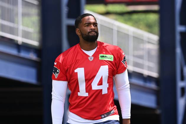 : New England Patriots quarterback Jacob y Brissett walks to the ...
