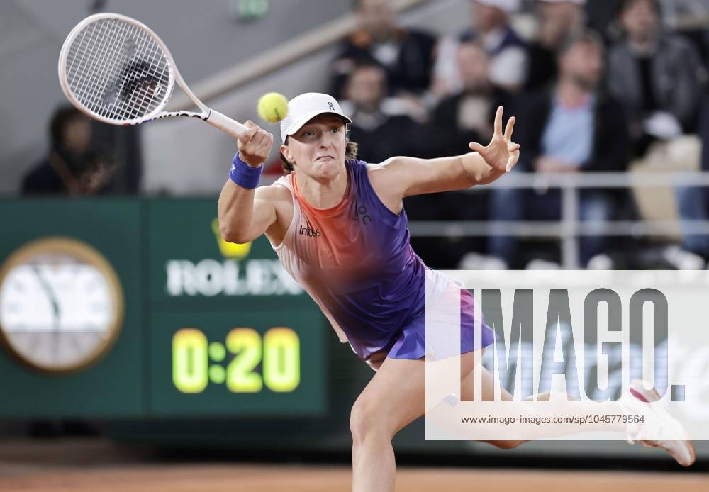 Tennis: French Open Poland s Iga Swiatek plays against Naomi Osaka of ...
