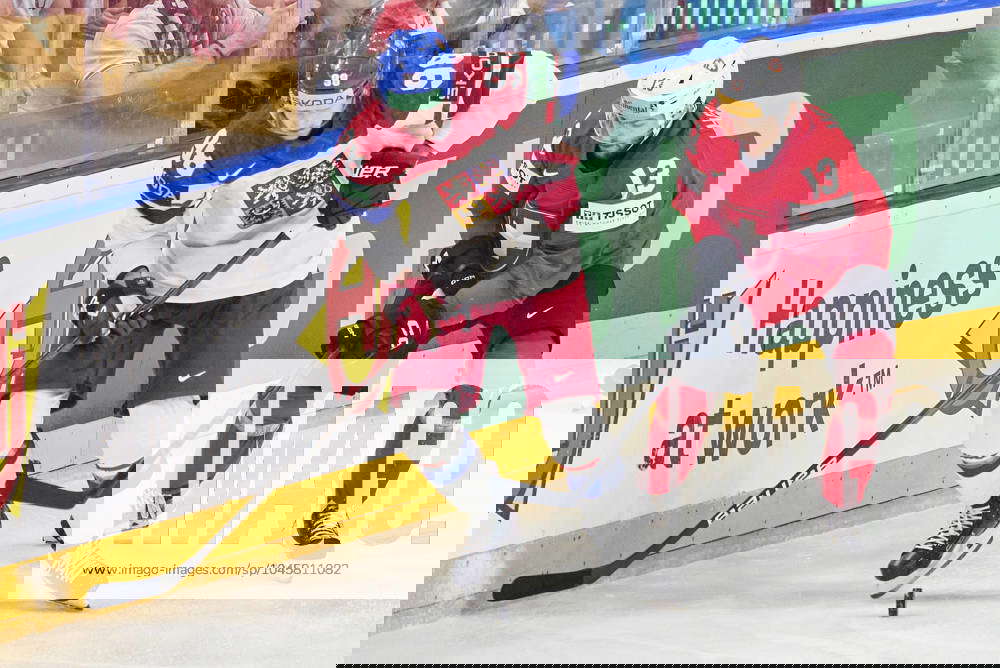 Martin Necas CZE Nr. 98 compete, zweikampf, fight for the puck against Nico Hirschier Nr. 13 of