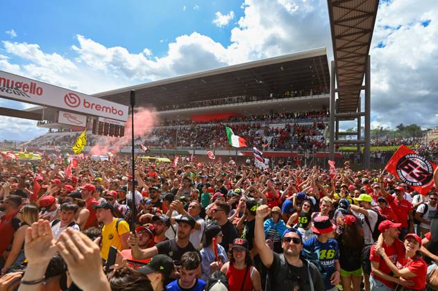 The peaceful invasion of the fans during Gran Premio dÃ¢& x80;& x99 ...