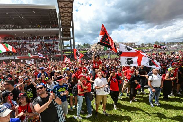 The peaceful invasion of the fans during Gran Premio dÃ¢& x80;& x99 ...