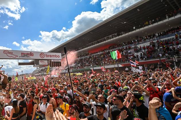 The peaceful invasion of the fans during Gran Premio dÃ¢& x80;& x99 ...