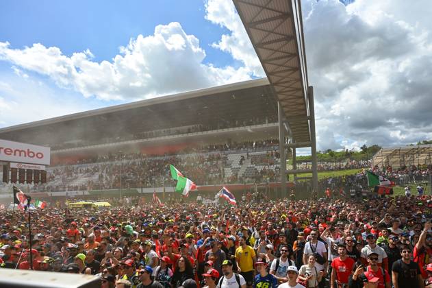 The peaceful invasion of the fans during Gran Premio dÃ¢& x80;& x99 ...