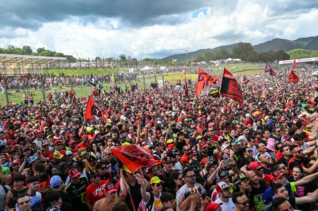 The peaceful invasion of the fans during Gran Premio dÃ¢& x80;& x99 ...