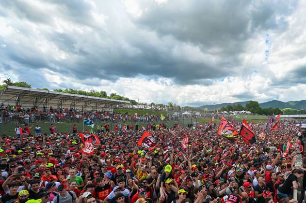 The peaceful invasion of the fans during Gran Premio dÃ¢& x80;& x99 ...