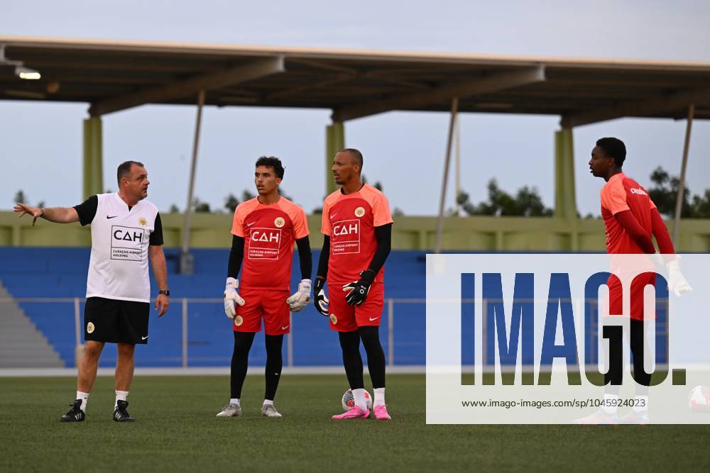 WILLEMSTAD - Curacao goalkeeper trainer Raymond Mulder, Curacao ...