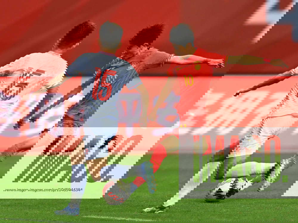 (240604) -- WEINAN, June 4, 2024 -- Le Kha Duc (L) of Vietnam vies ...