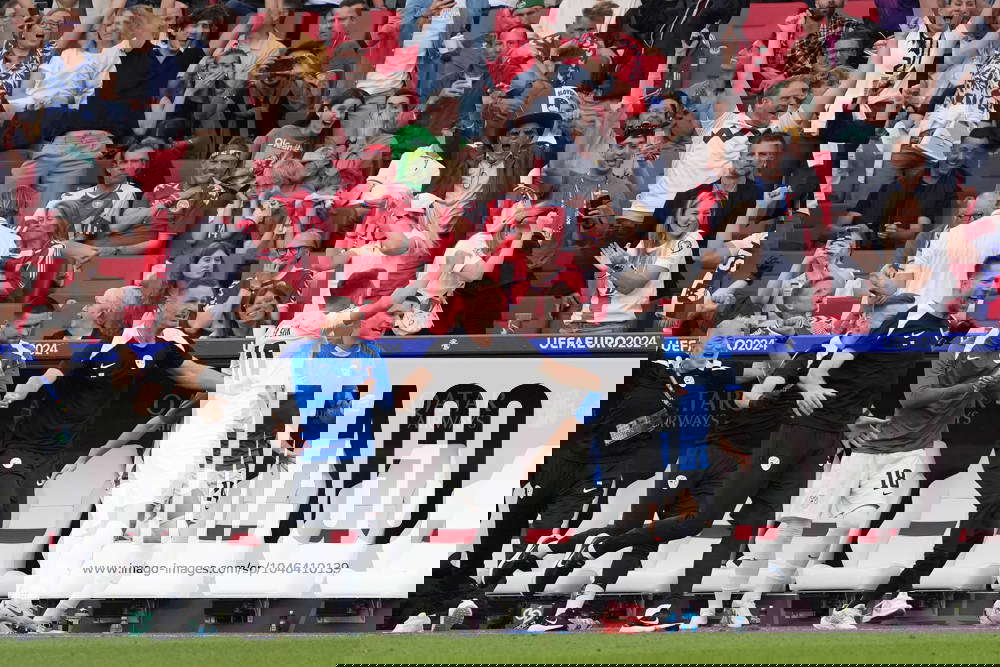 celebrate the goal, goal celebration for 1 1 Timi Elsnik Slovenia ...