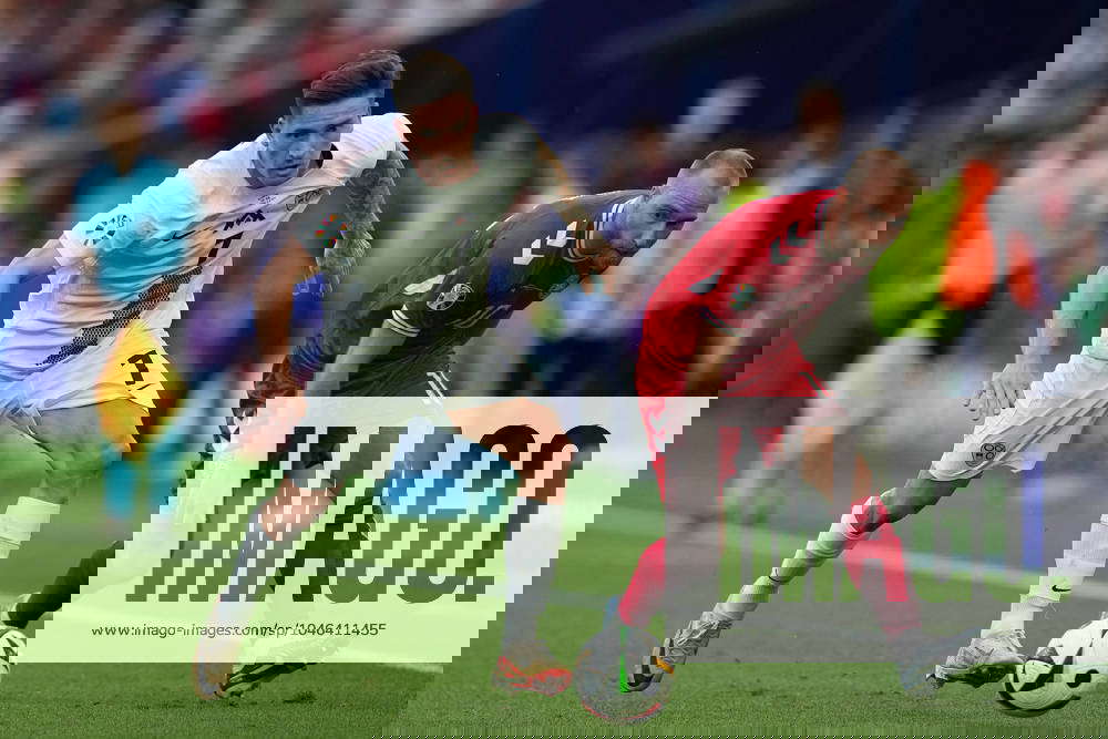 Slovenia s Benjamin Verbic fight for the ball with Denmark s Christian ...