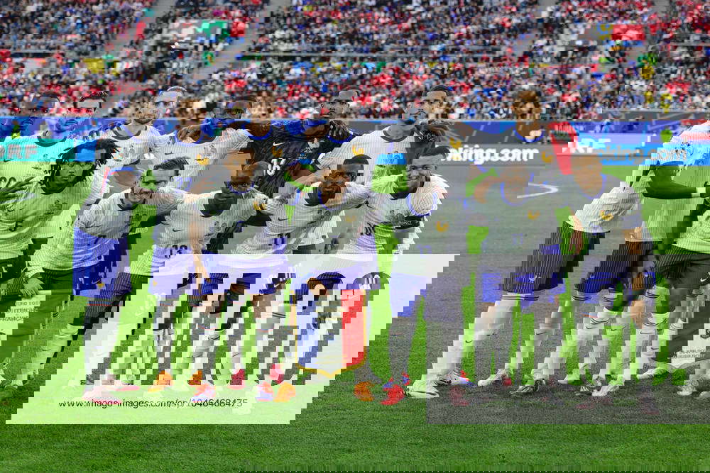 (240618) -- DUSSELDORF, June 18, 2024 -- Players of France line up ...