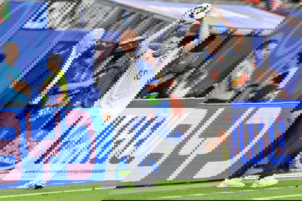 From left Czech Coach Ivan Hasek and Czech David Doudera in action ...