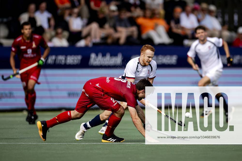 AMSTELVEEN - Jack Waller (top) of Great Britain plays against Arthur de ...