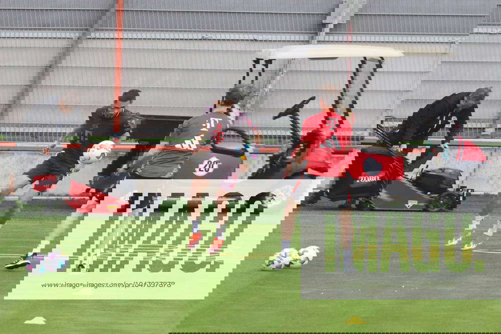 22 Raphael Adelino Jose Guerreiro, Fitnesstrainer Peter Schloesser, am ...