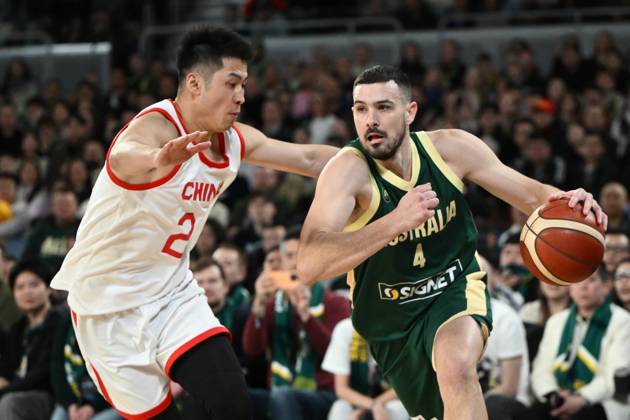 BALLIN 24 MELBOURNE, Xiaolong Cui of China (left) and Chris Goulding of Australia during the Ford