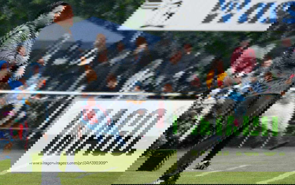 Daniel Hanisch ( Trainer Hersbruck ) . Fußball: 2.Bundesliga Fußball ...