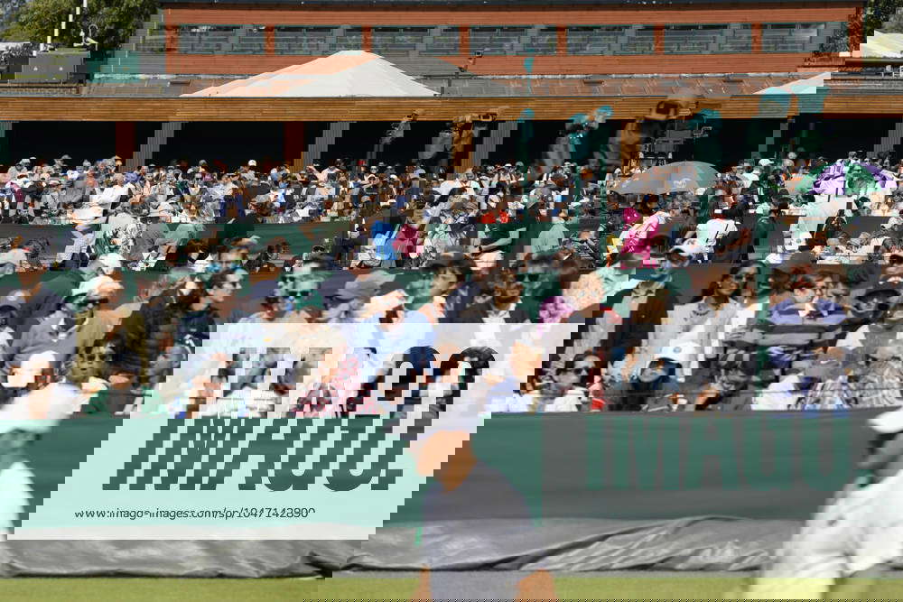 Wimbledon Feature , spectators, fans, between the courts