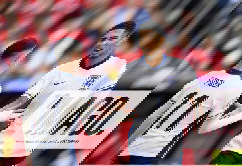 v l FODEN Phil ENG , BELLINGHAM Jude ENG high-five each other Quarter ...