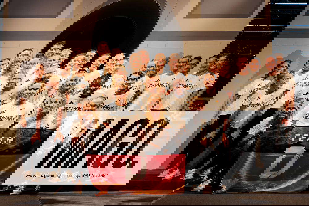 Paris 2024 Olympics Dressing DOSB DFB Women 08 07 2024 Team photo after ...