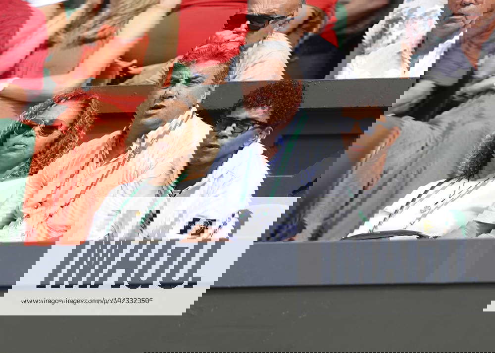 Jasmine Paolini family in the players box, L R , mother Jacqueline ...