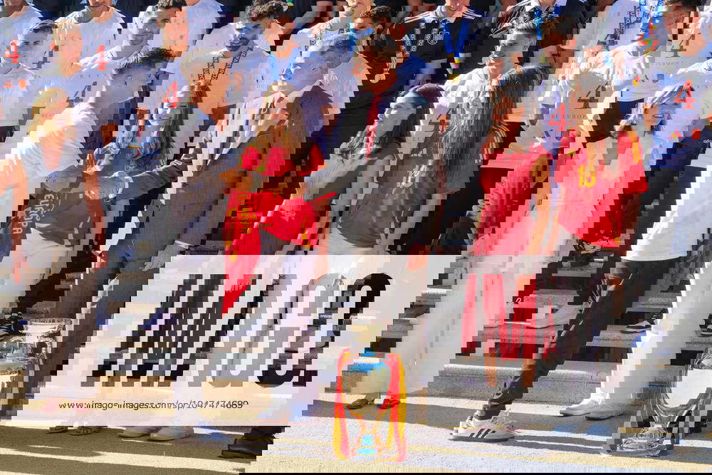 The Kings of Spain, Felipe VI and Letizia along with their daughters ...