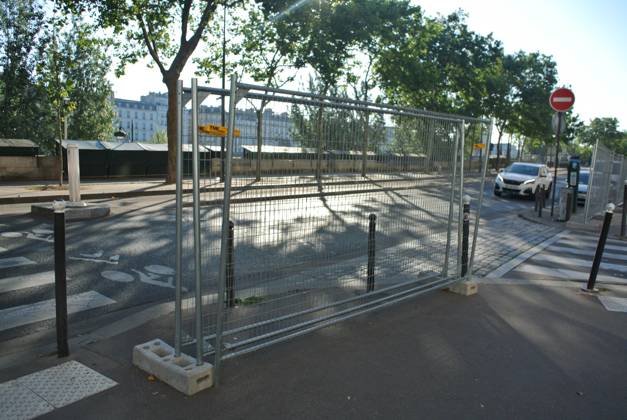 Paris 2024 - Paris Behind Fences Fences are is installed in nearby ...
