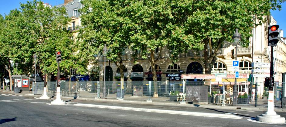 Paris 2024 - Paris Behind Fences Fences are is installed in nearby ...