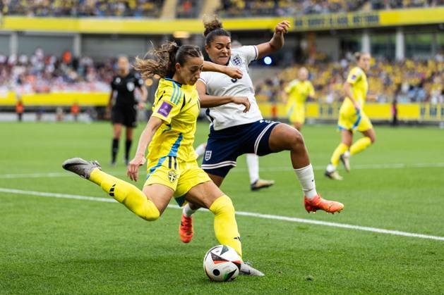 Rusul Rosa Kafaji of Sweden and Jessica Carter of England during the ...
