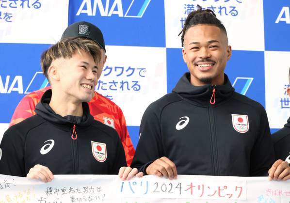 Tokyo, Japan - Japan s boxers Shudai Harada of 57kg class and Sewonrets ...