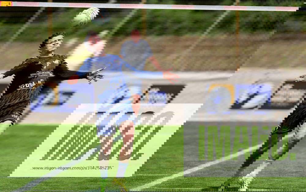 Christof Jugel TV Käfertal, 7 , on the ball, cropped, full body, single ...