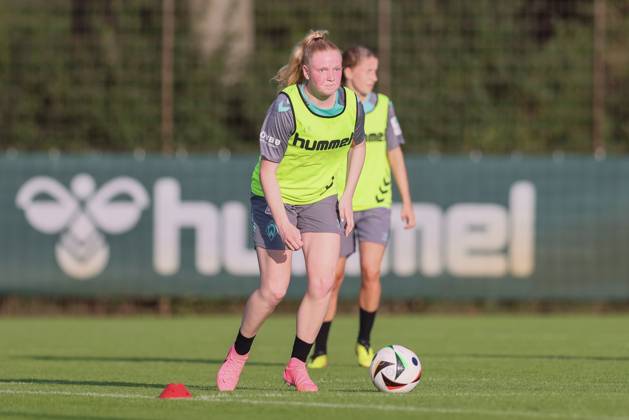 v li Jette Behrens SV Werder Bremen, 39 on the ball, crop, single image ...