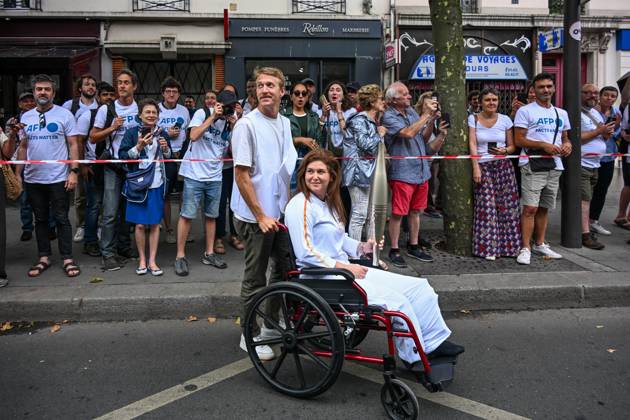 Paris 2024 - Lebanese Photojournalist Carries Olympic Torch - Vincennes ...